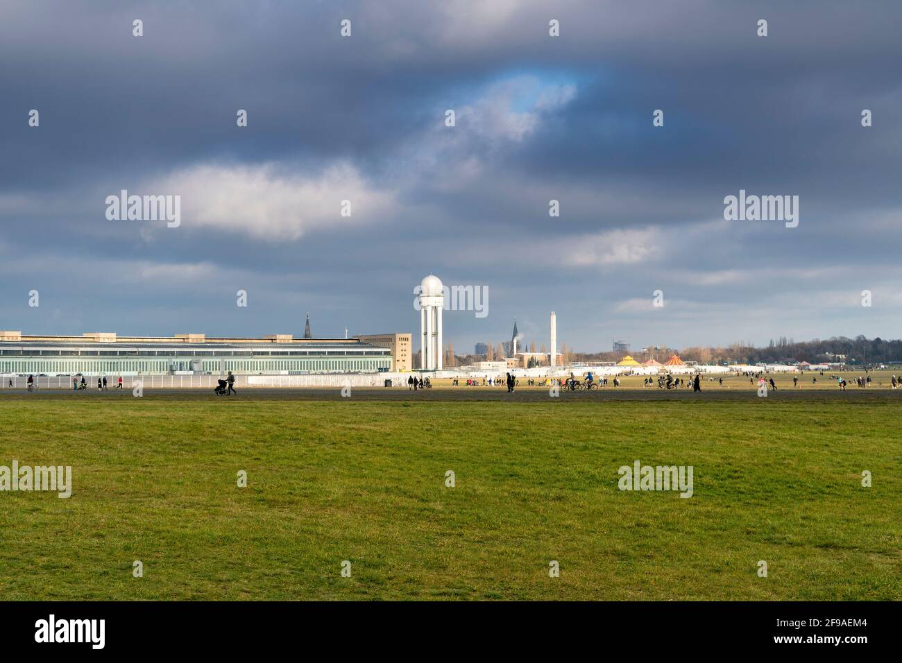 Berlin, Tempelhofer Feld, former Tempelhof Airport, leisure area and ...