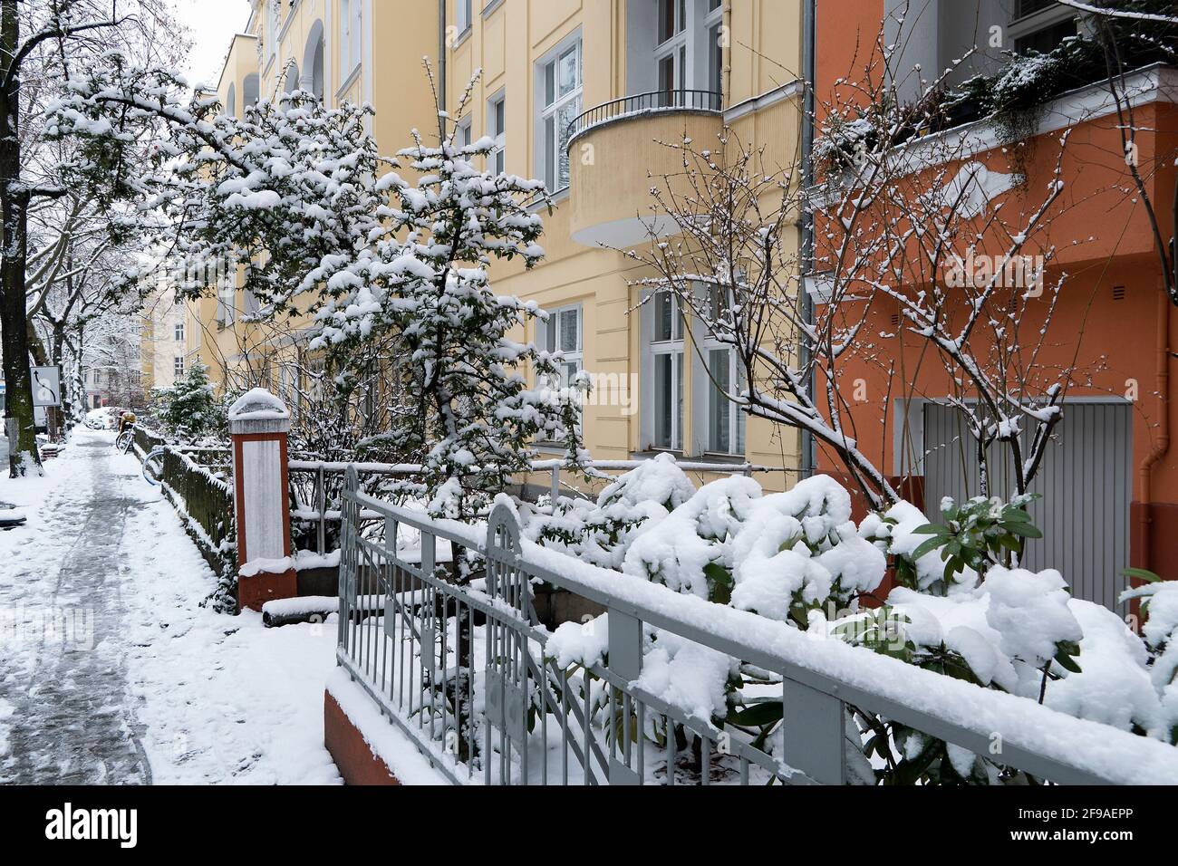 Residential district with old buildings hi-res stock photography and ...
