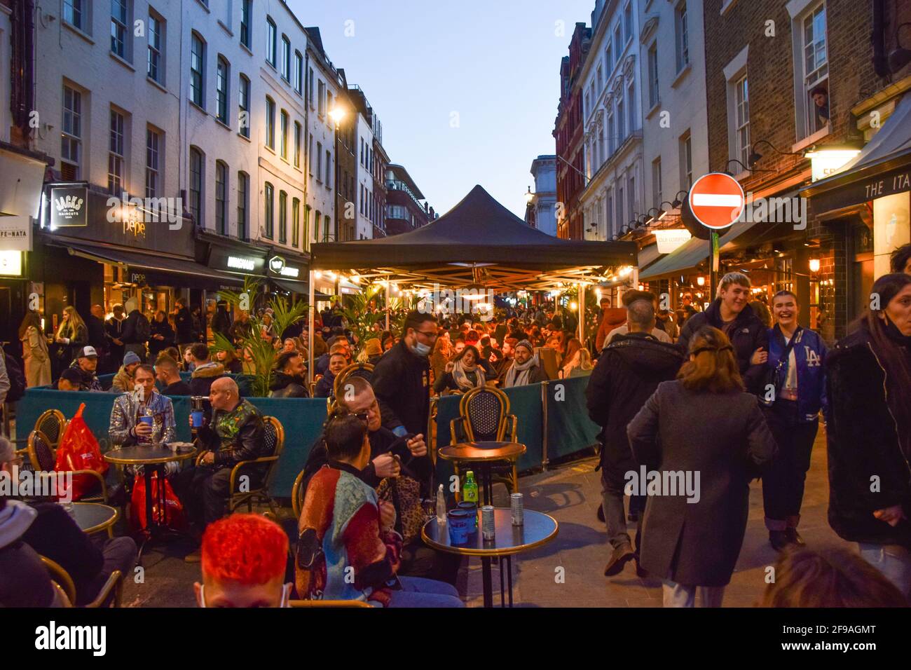 Crowded sidewalk on oxford street hi-res stock photography and images ...