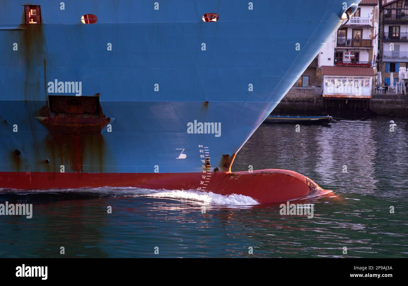Ship entering the port hi-res stock photography and images - Alamy