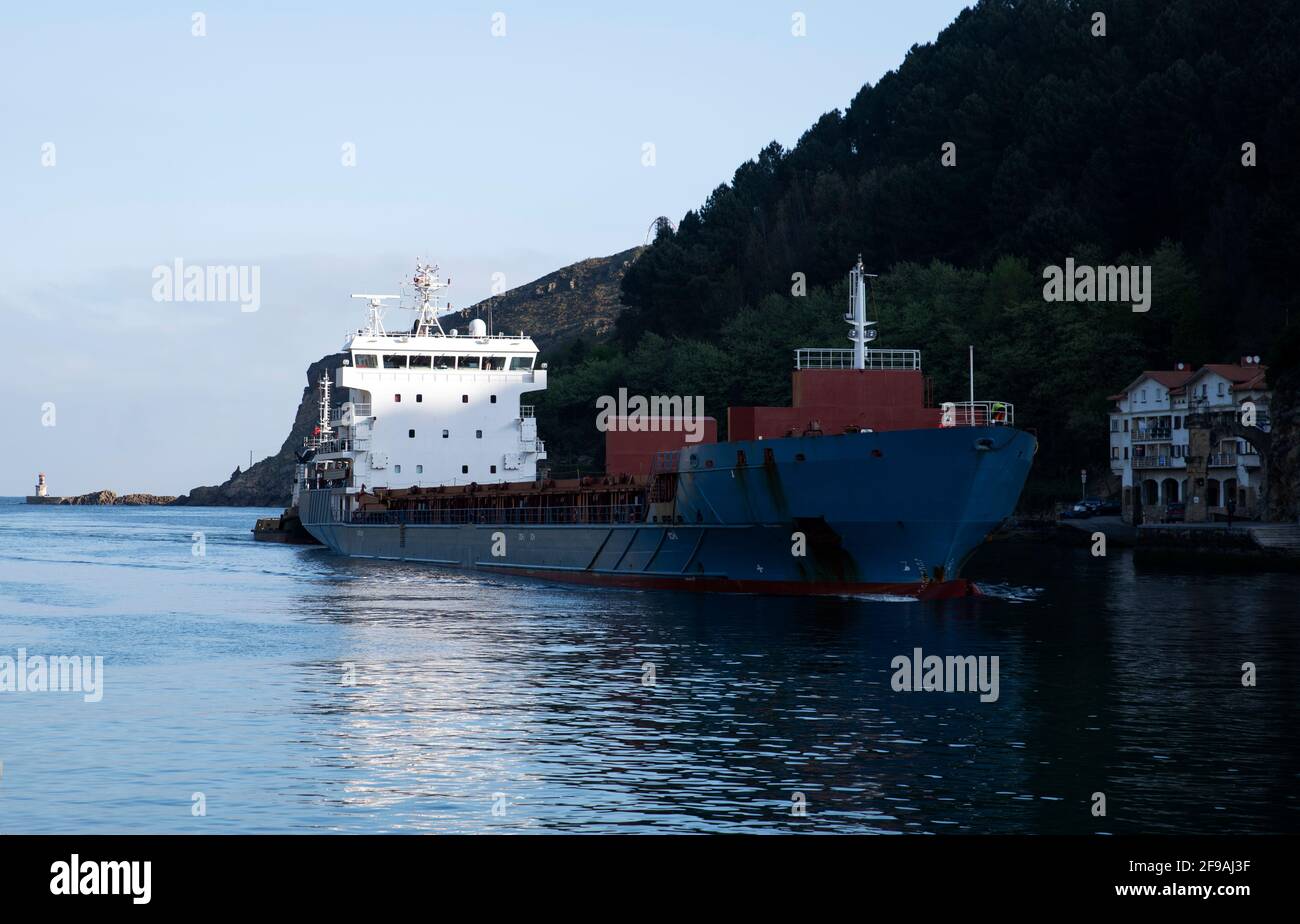 Ship entering the port hi-res stock photography and images - Alamy