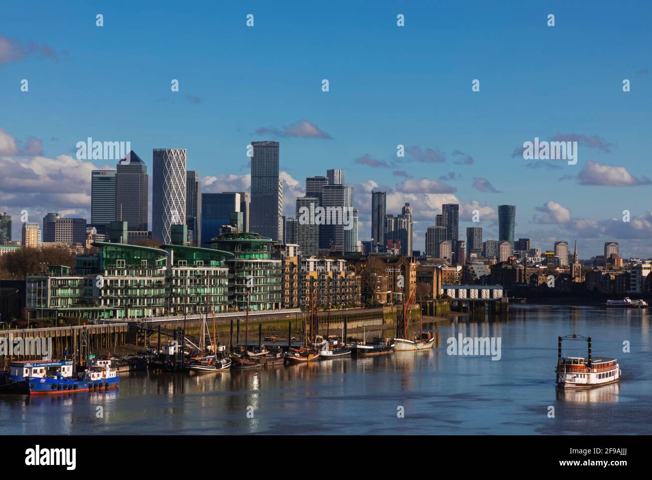 London docklands hi-res stock photography and images - Alamy