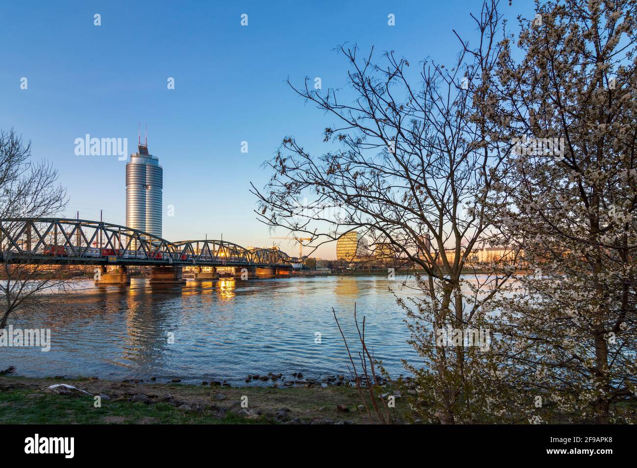 Wien, Vienna: river Donau (Danube), bridge Nordbahnbrücke, local train ...
