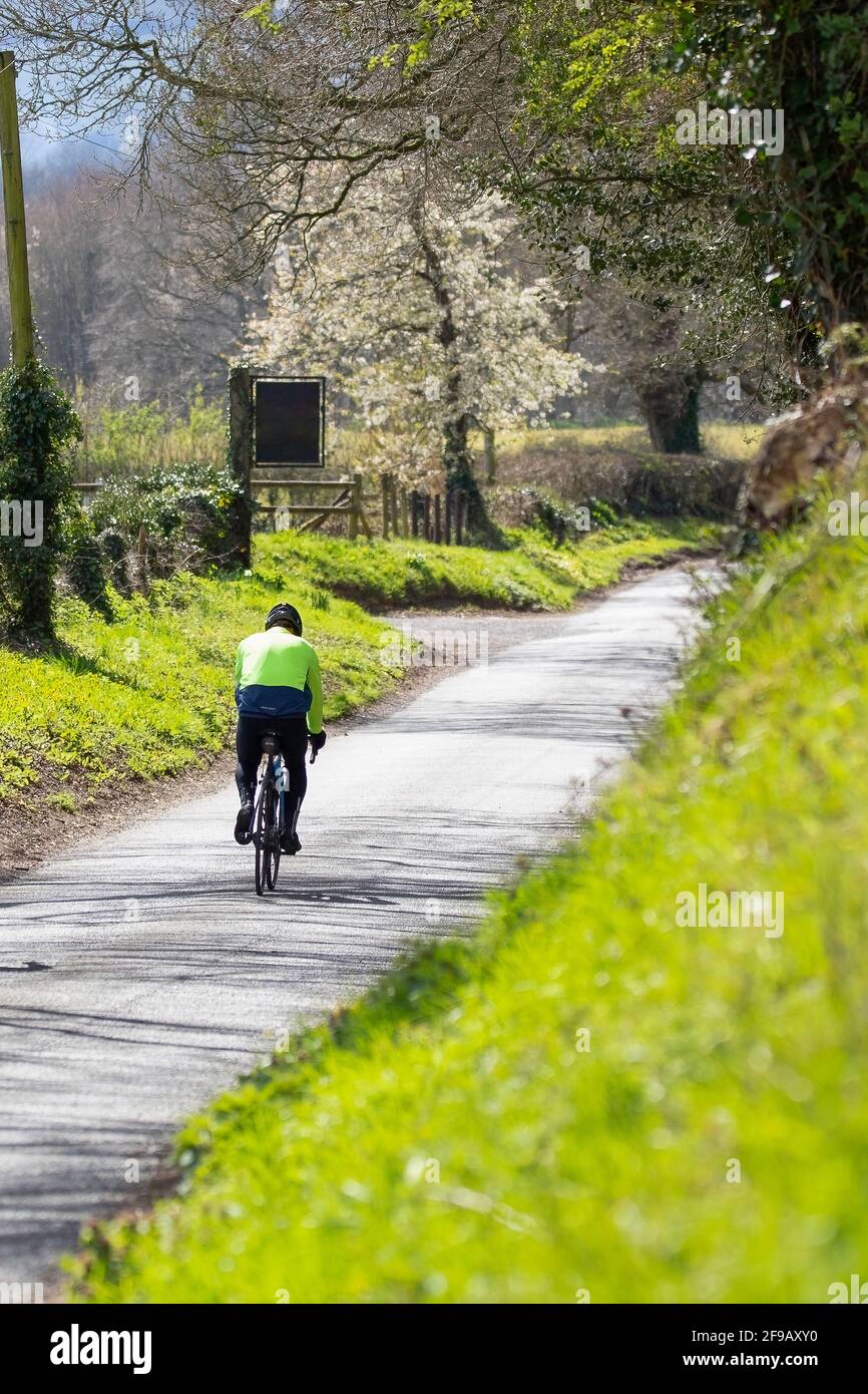 Cycling countryside road britain hi-res stock photography and images ...