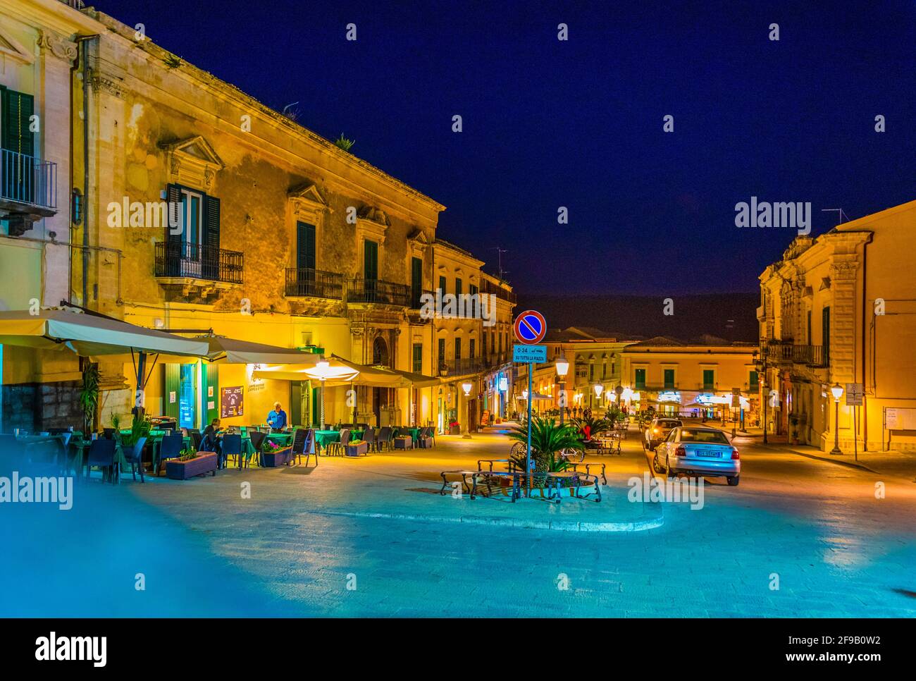 Outdoor restaurant ragusa ibla hi-res stock photography and images - Alamy