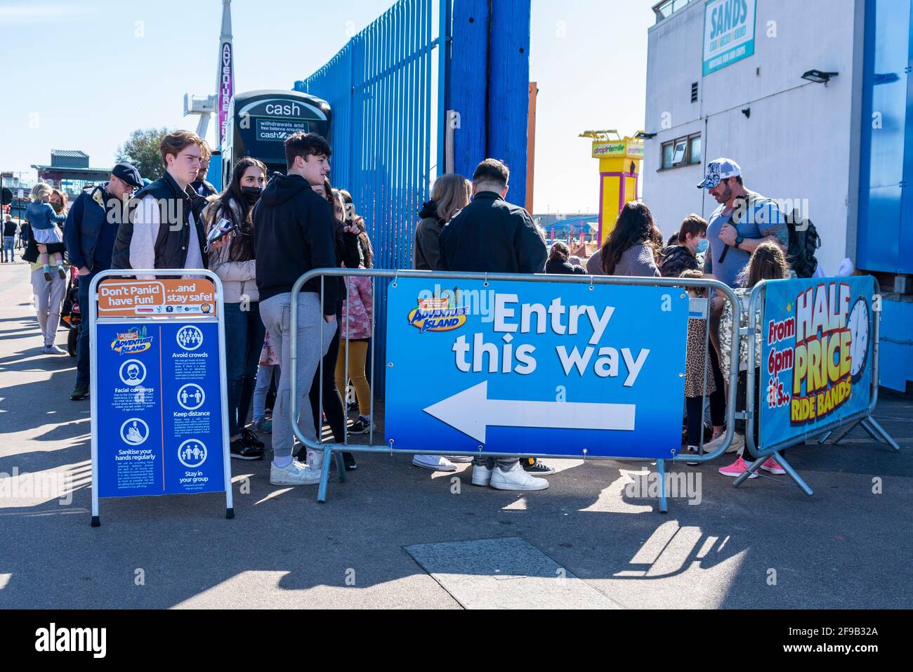 Theme park queue hi-res stock photography and images - Alamy
