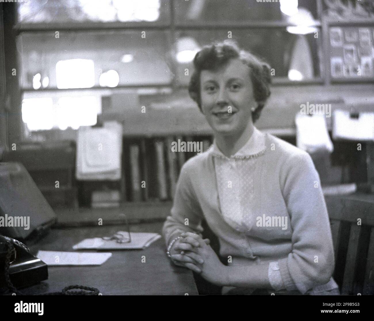 Office woman 1950s hi-res stock photography and images - Alamy