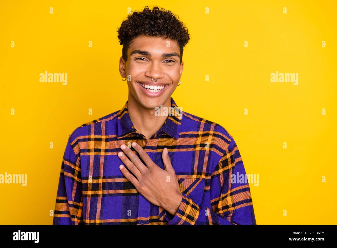 Photo portrait of handsome guy laughing keeping hand on chest isolated ...