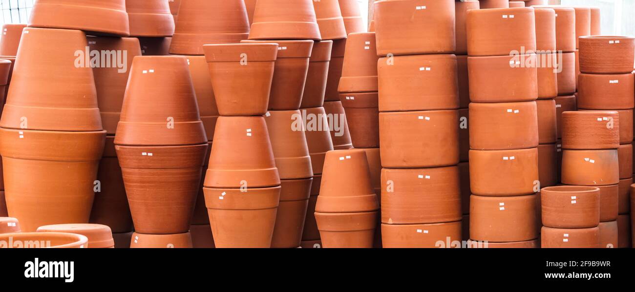 Pile of clay pots at a market Stock Photo - Alamy