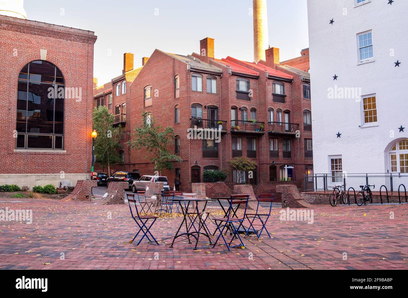 Downtown apartment block hi-res stock photography and images - Alamy