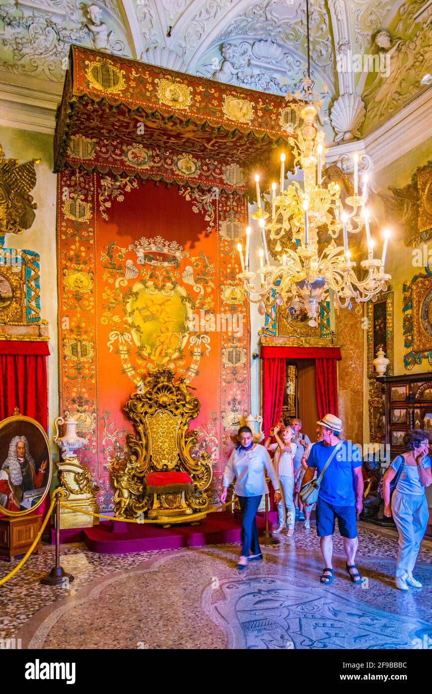 Room borromeo palace isola bella hi-res stock photography and images ...