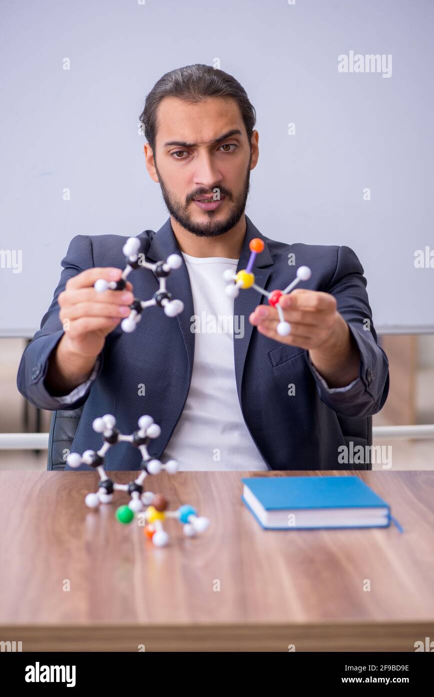 Young teacher physicist in the classroom Stock Photo - Alamy