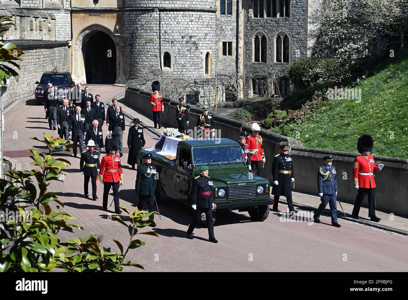 The Land Rover Defender carrying the coffin of the Duke of Edinburgh is ...