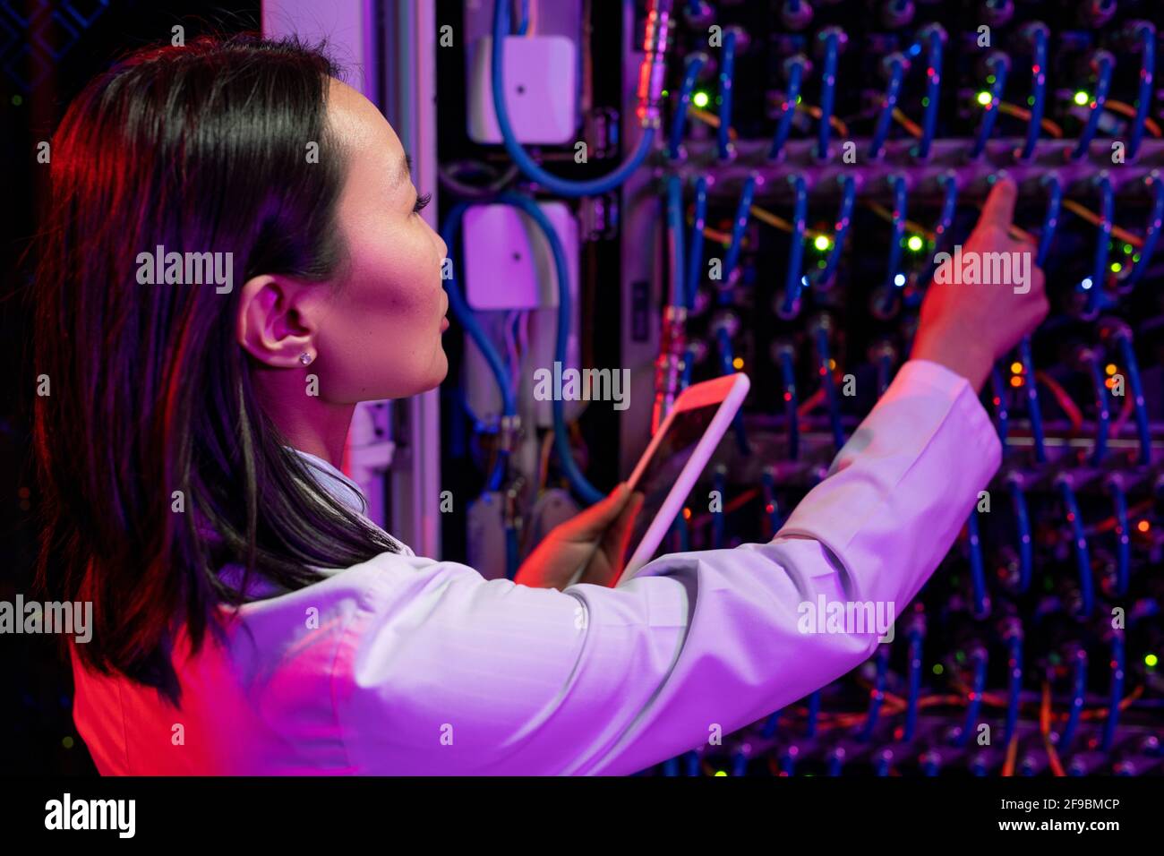 Network engineer cables hi-res stock photography and images - Alamy