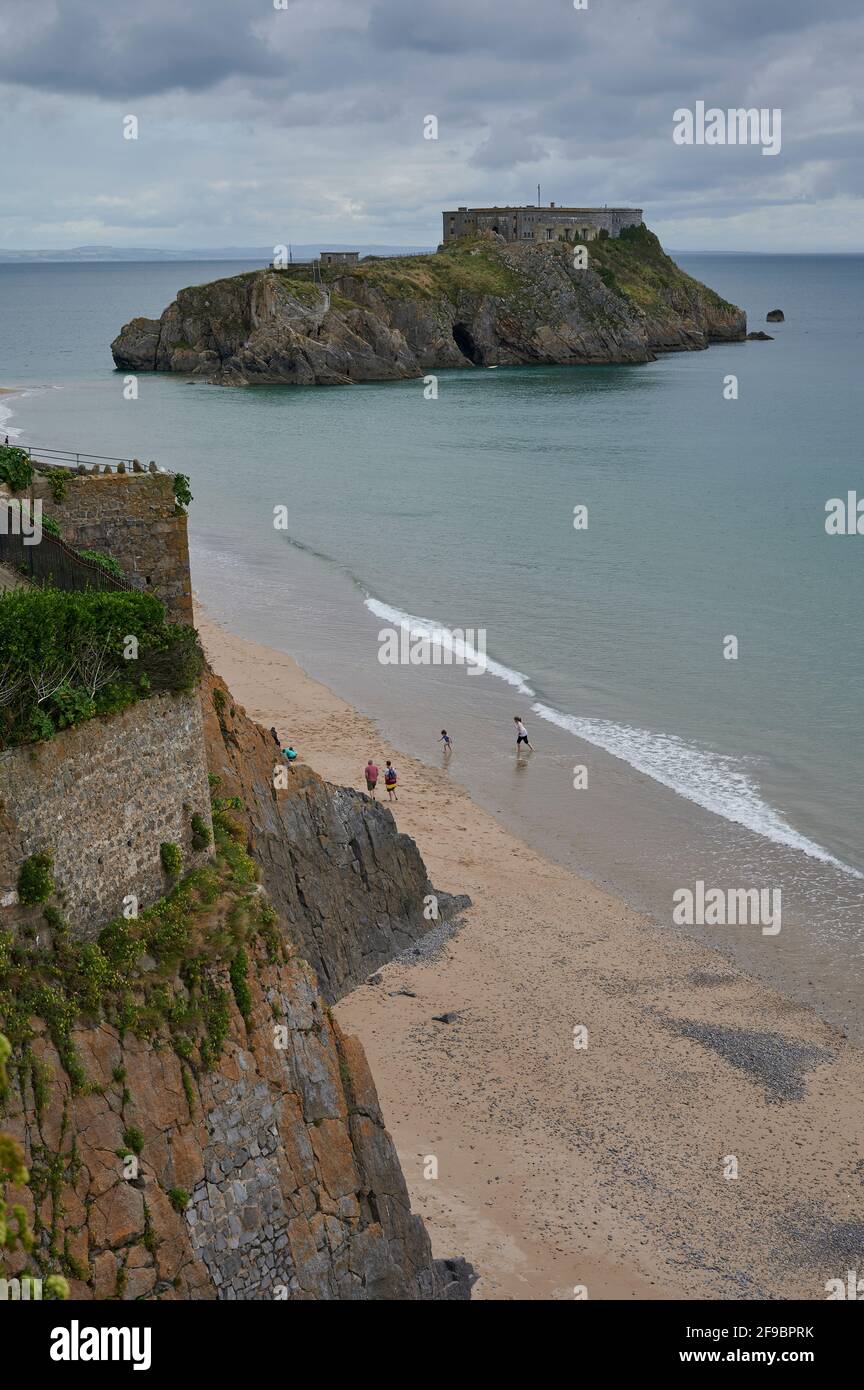 North beach tenby goskar rock hi-res stock photography and images - Alamy