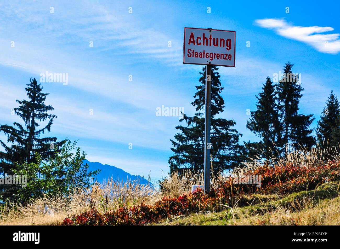 Sign in the middle of the landscape, which indicates a state border ...