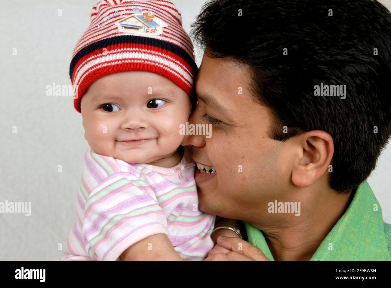 Indian dad and daughter hugging hi-res stock photography and images - Alamy