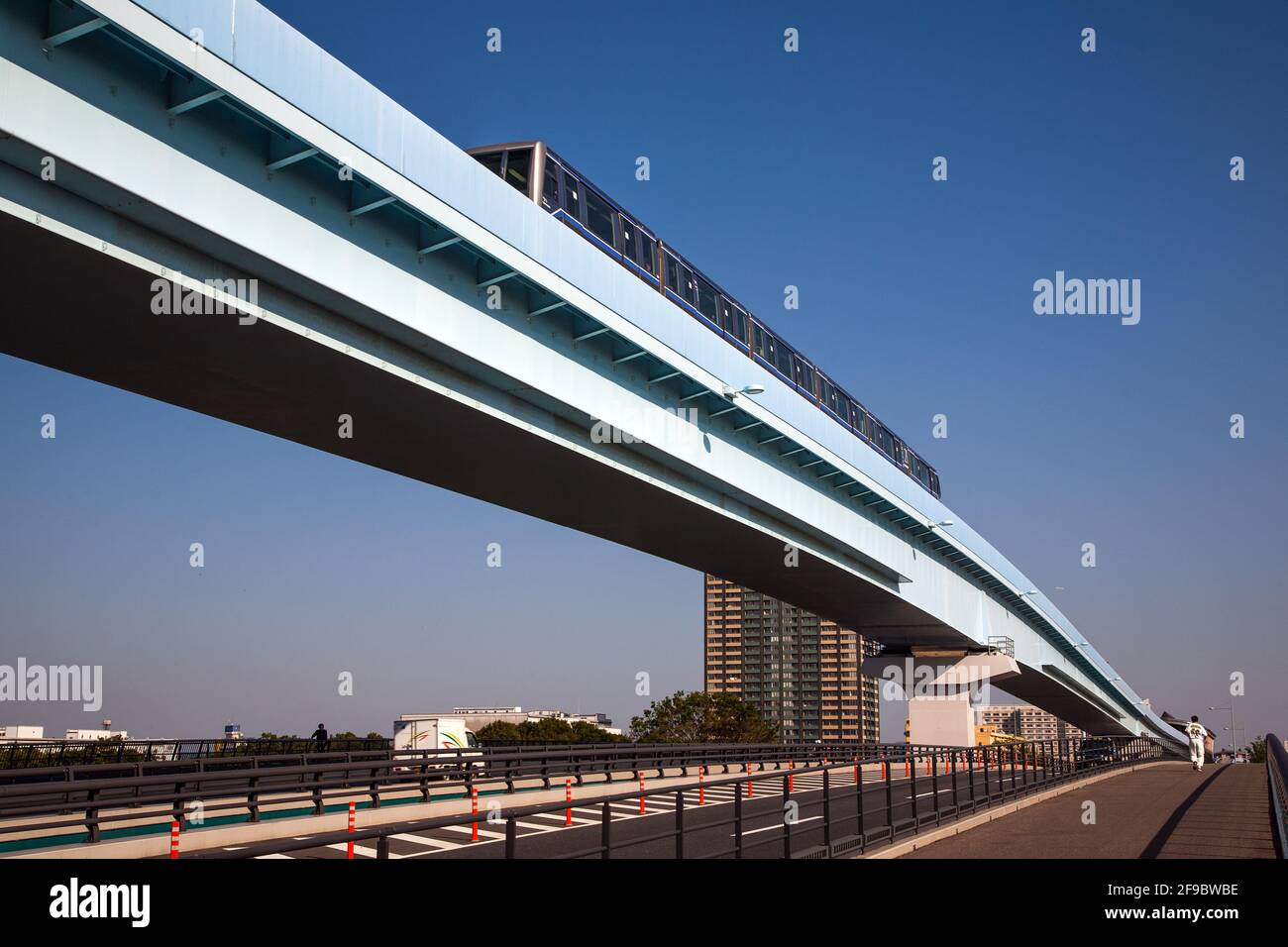 Elevated train line monorail at Yurikamome, Odaiba, Tokyo Bay, Japan ...