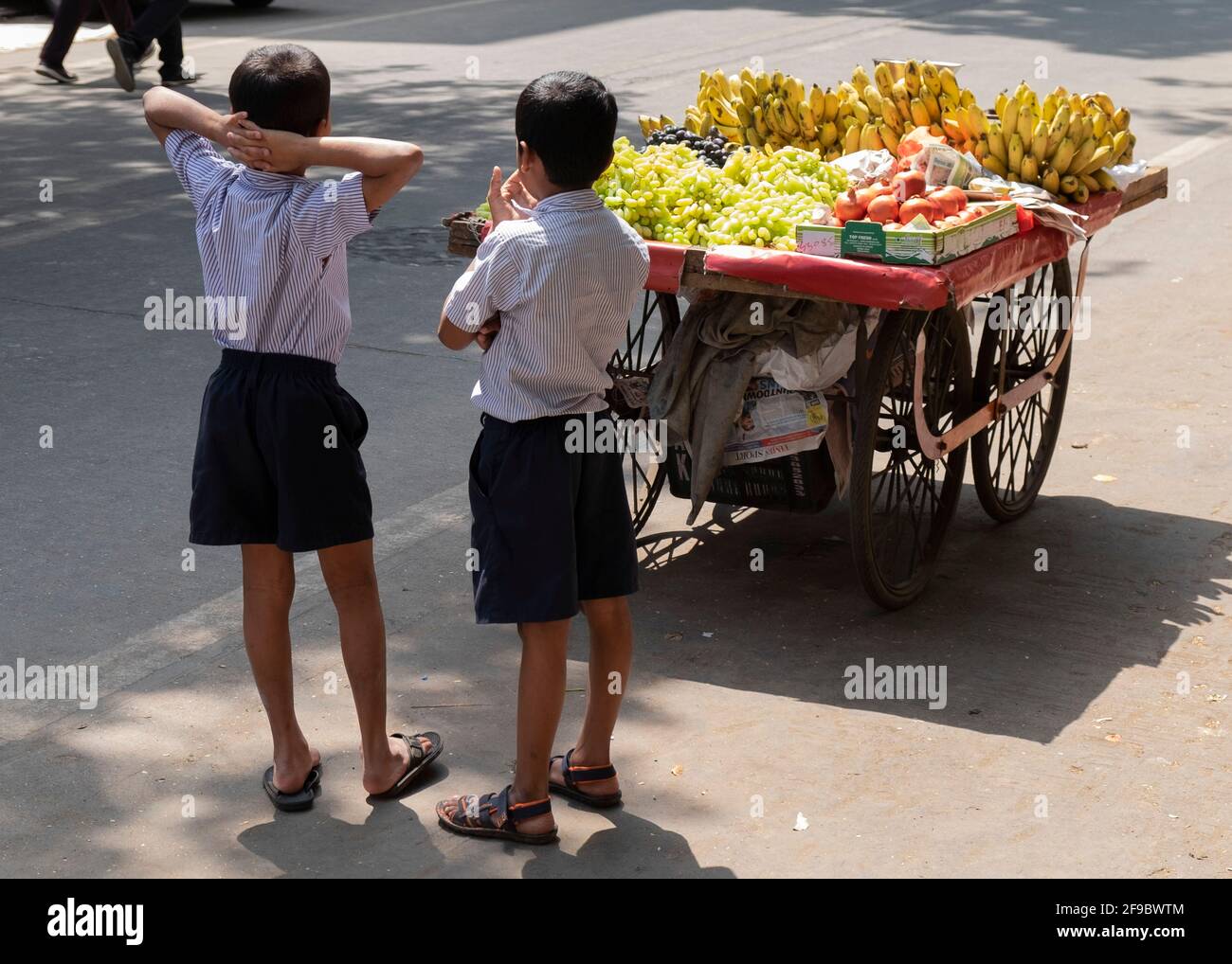Children selling india hi-res stock photography and images - Alamy