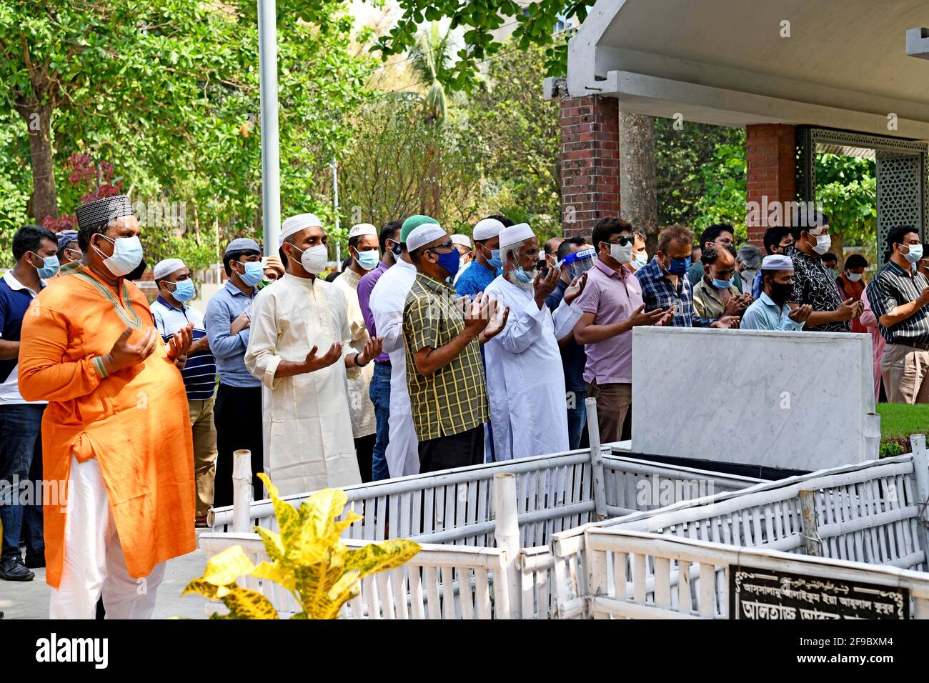 Relatives perform funeral prayers of Sarah Kabori (a covid-19 victim ...