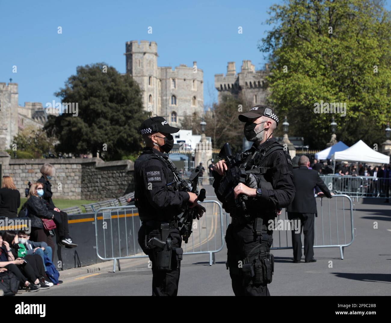 Armed police outside windsor castle hi-res stock photography and images ...