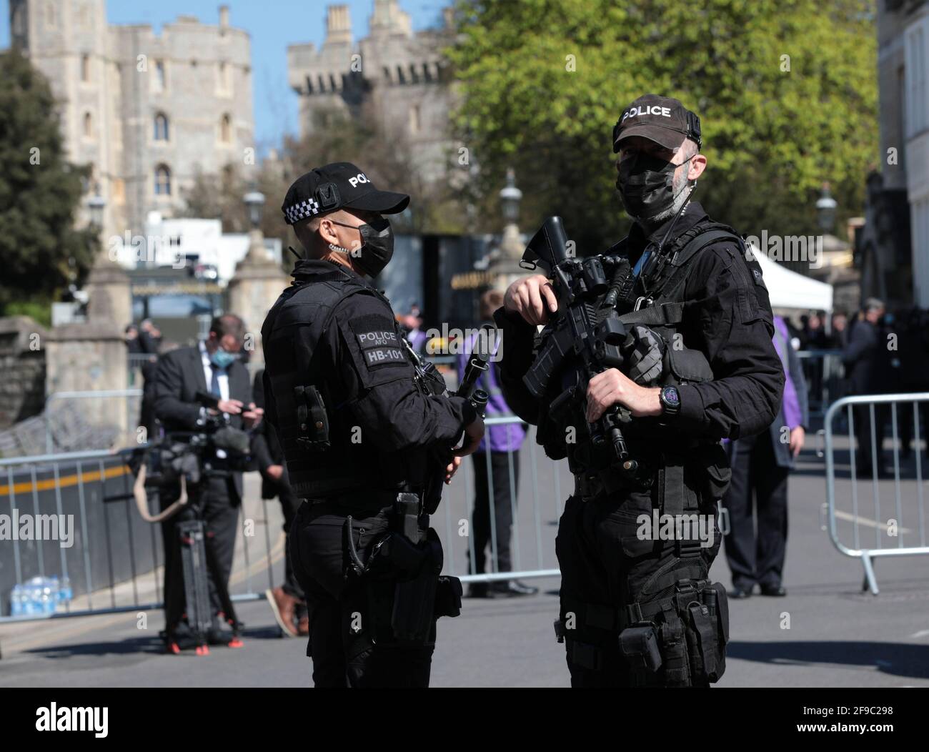 Armed police outside windsor castle hi-res stock photography and images ...