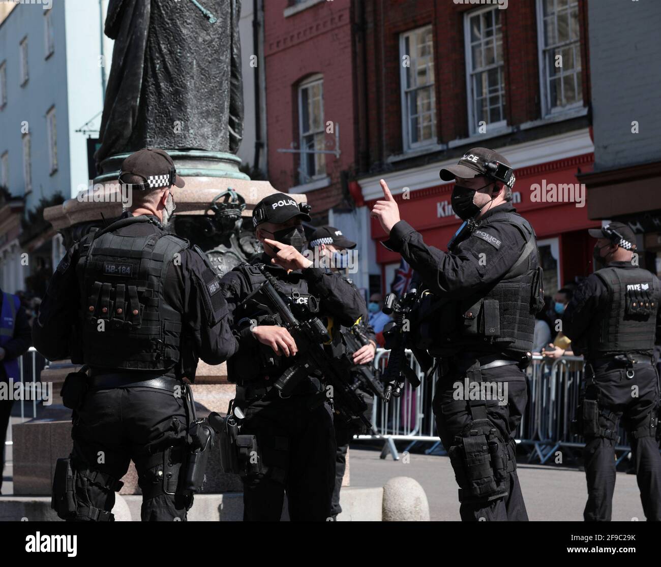 Armed police outside windsor castle hi-res stock photography and images ...