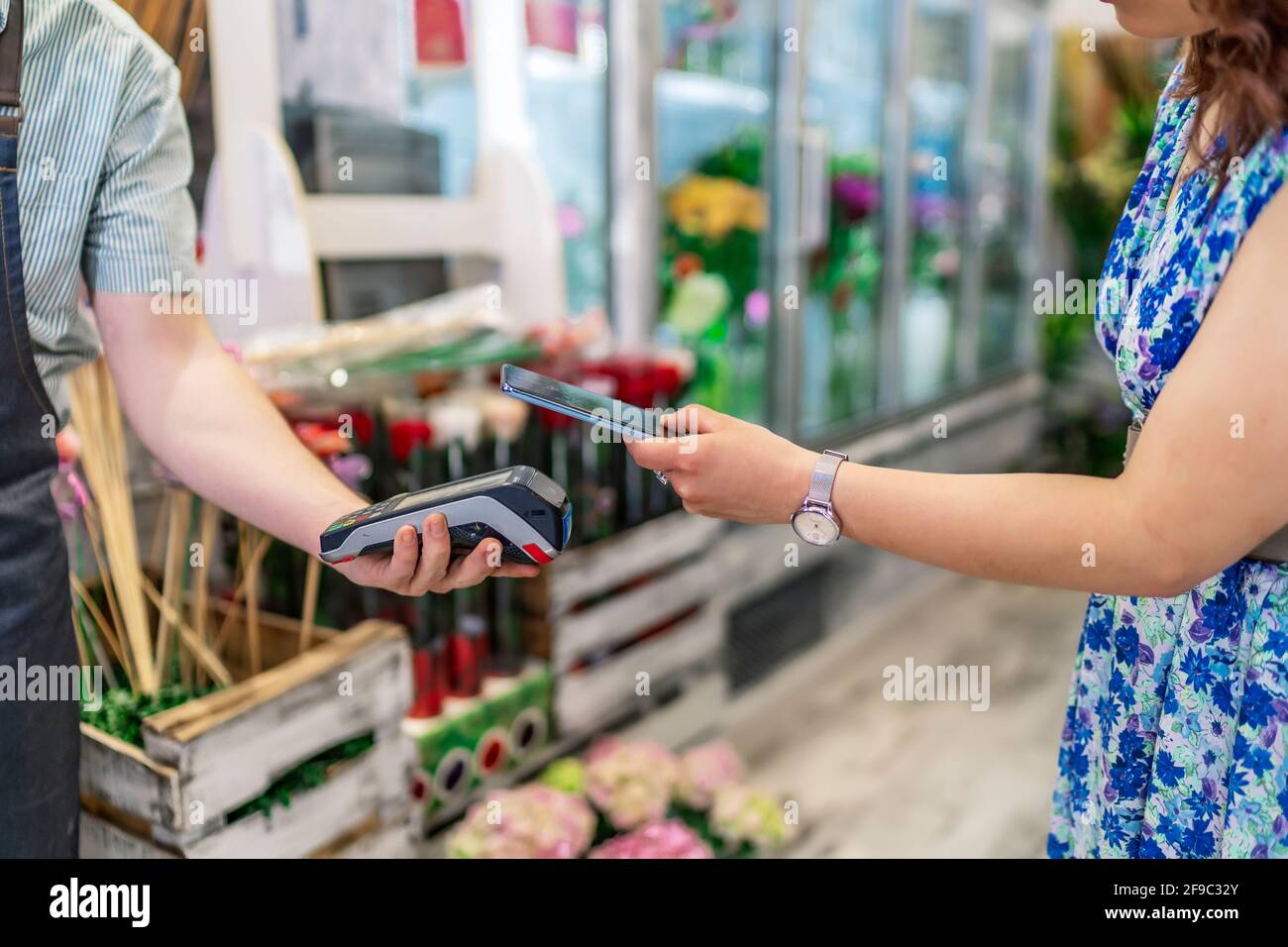 Woman shop clothes checkout hi-res stock photography and images - Alamy