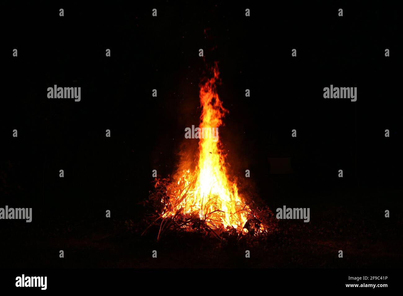 Big bright bonfire in the pitch darkness of the night Stock Photo - Alamy