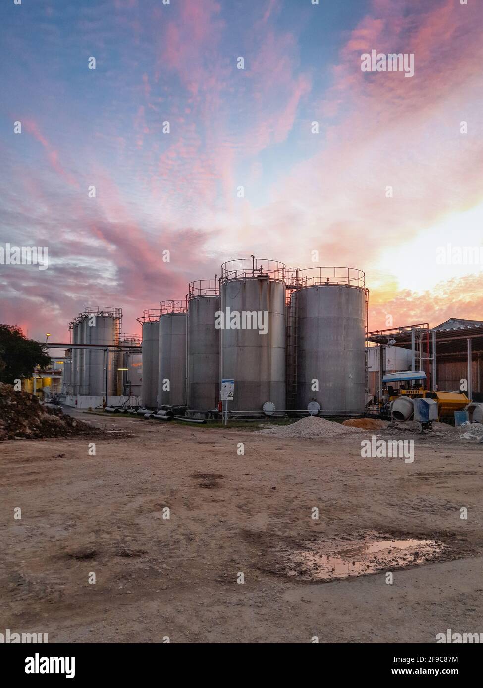 Factory silos plant silo hi-res stock photography and images - Alamy