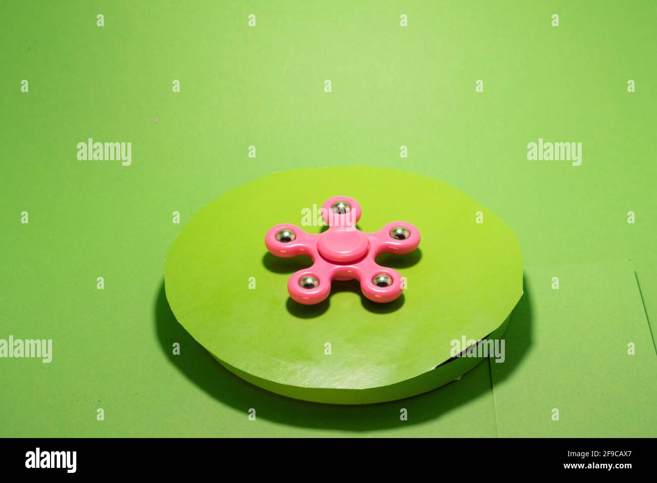 spinner on chroma key isolated pink color rotation Stock Photo - Alamy