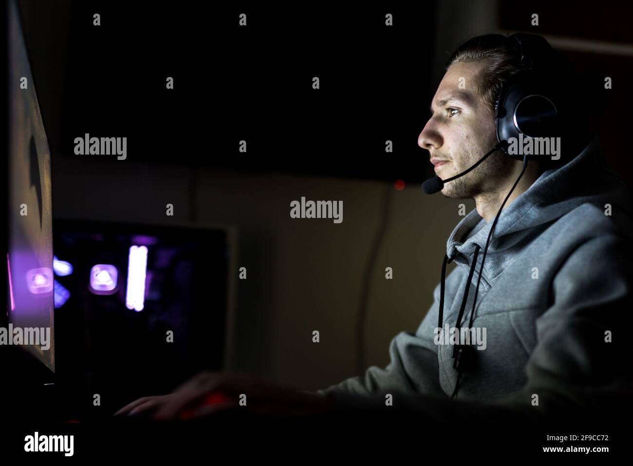 Professional gamer hi-res stock photography and images - Alamy