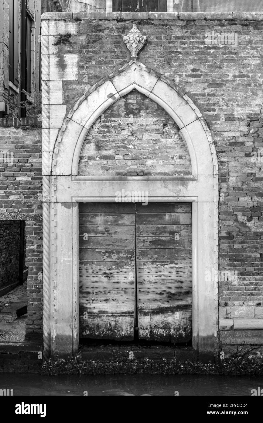 Arch doorway on an old grunge brick wall Stock Photo - Alamy