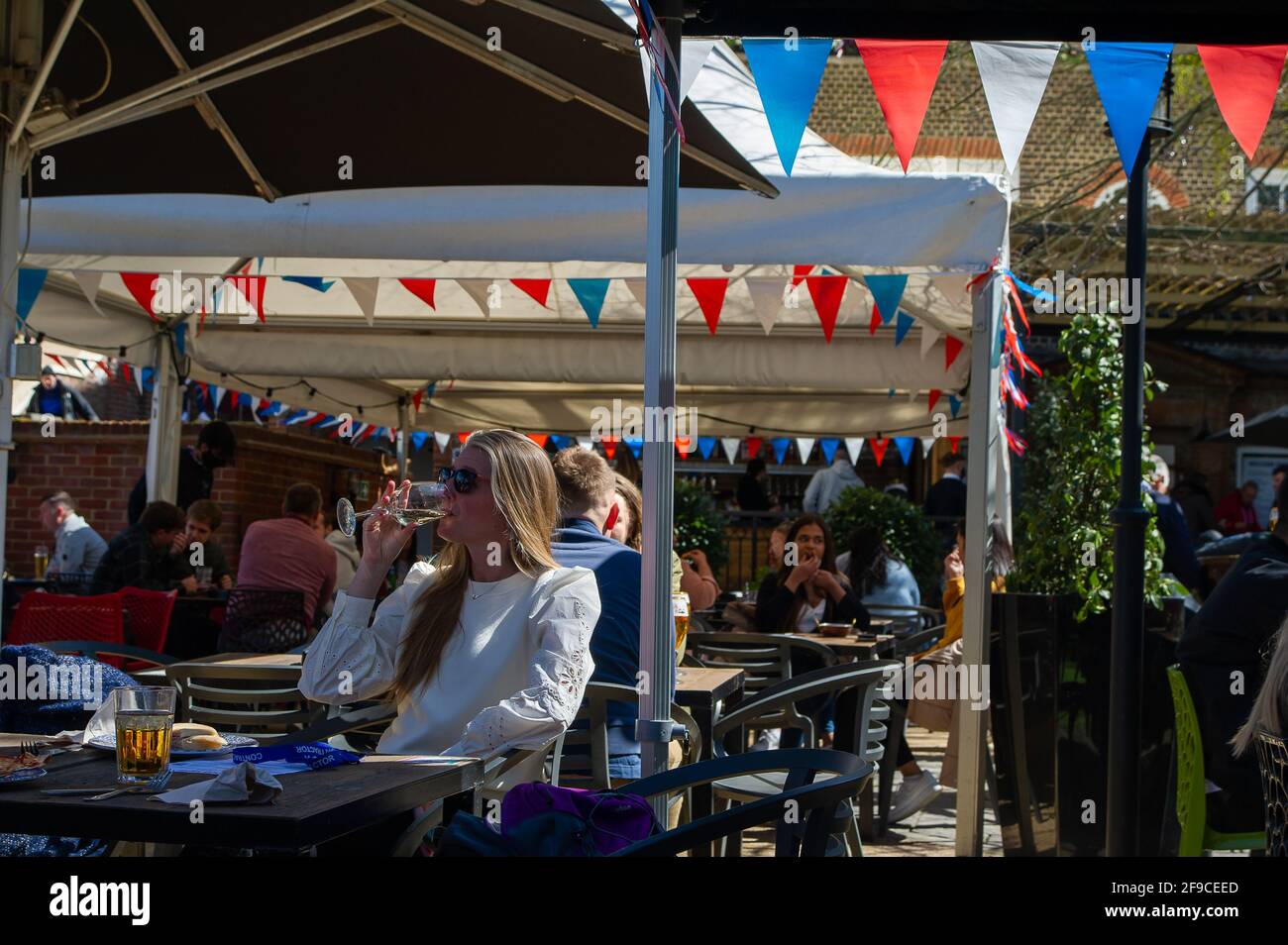 Windsor, Berkshire, UK. 17th April, 2021. A busy day at the King and ...