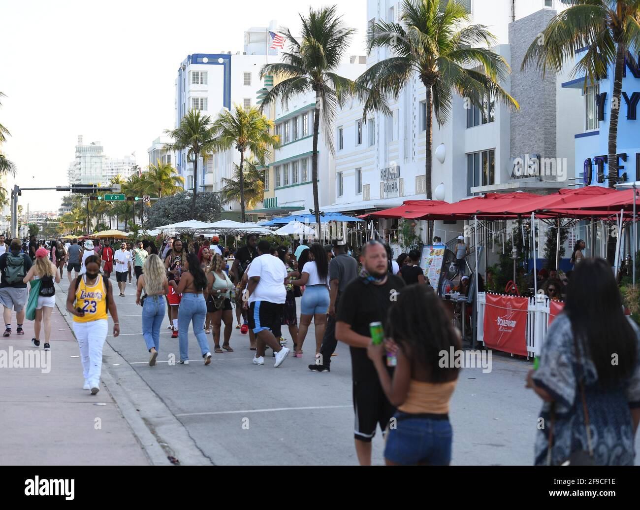 Nightclubs reopen hi-res stock photography and images - Alamy