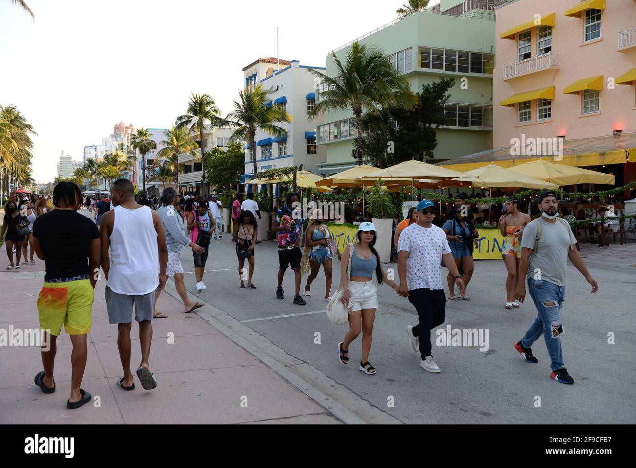 Nightclubs reopen hi-res stock photography and images - Alamy