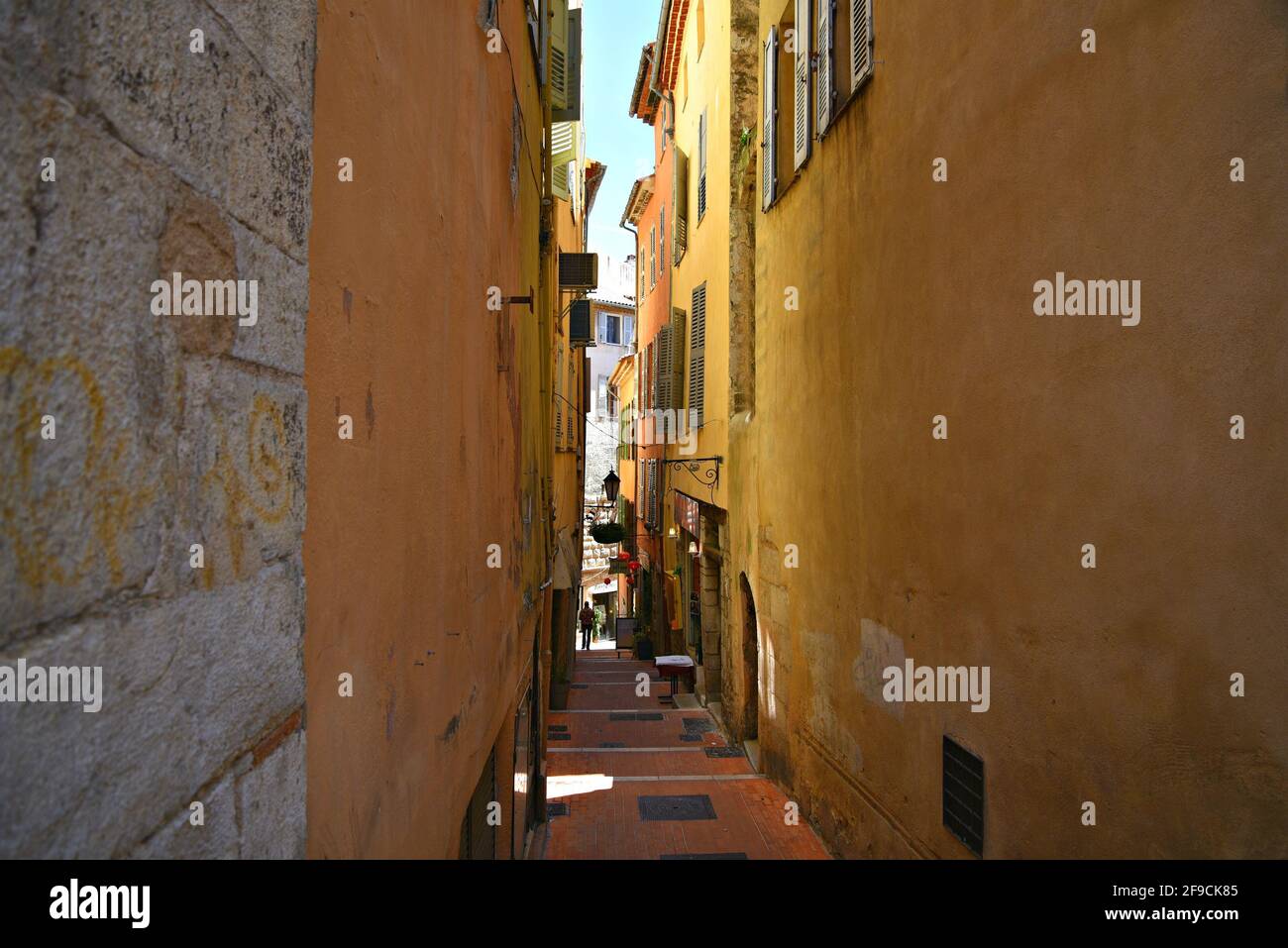 Alley with old Provençal houses with Venetian stucco walls in the ...