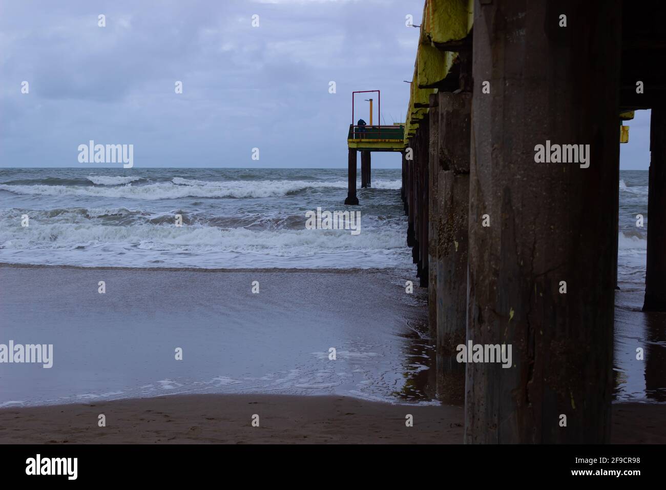 Waves hitting pier hi-res stock photography and images - Alamy