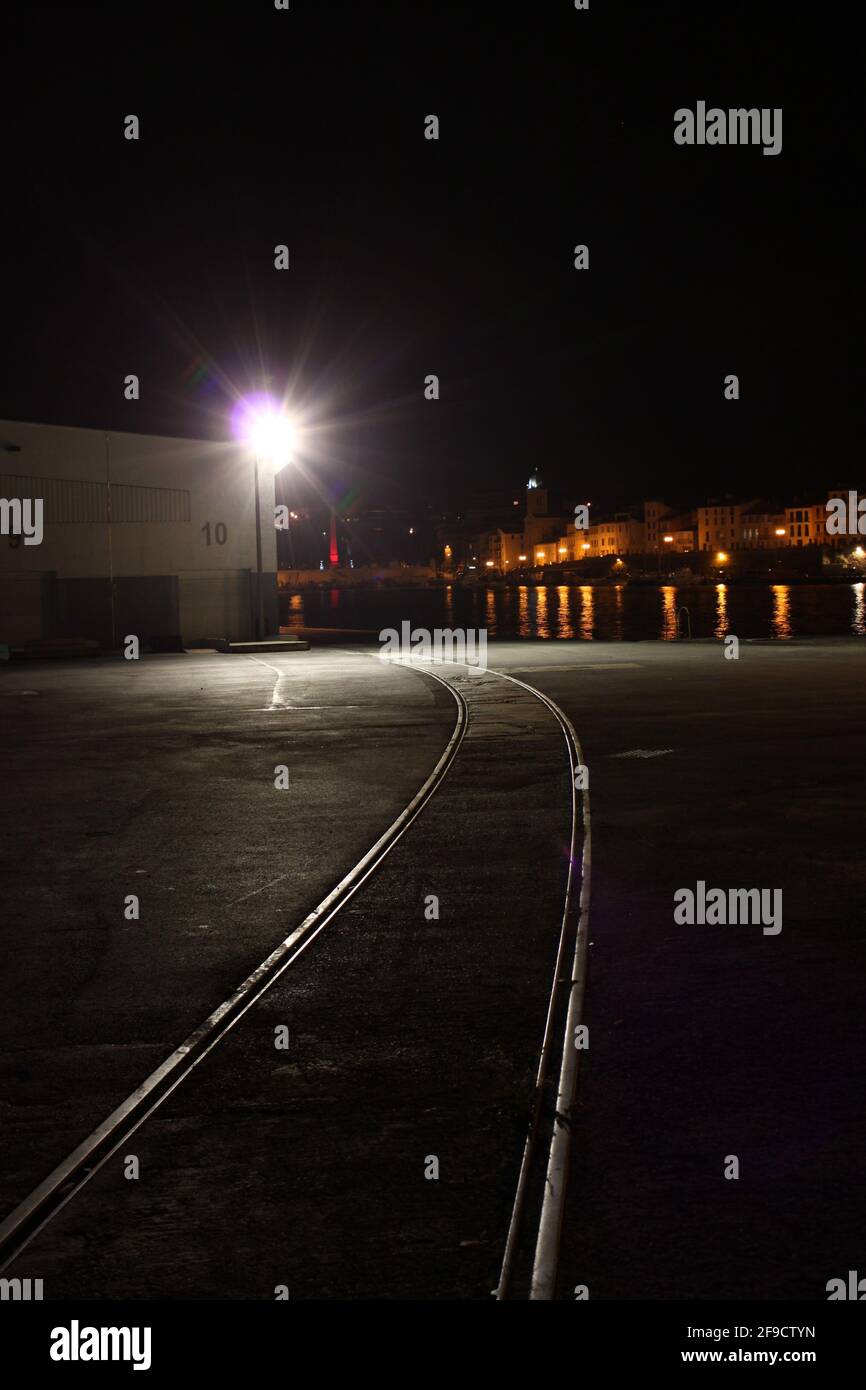 Night railroad tracks hi-res stock photography and images - Alamy