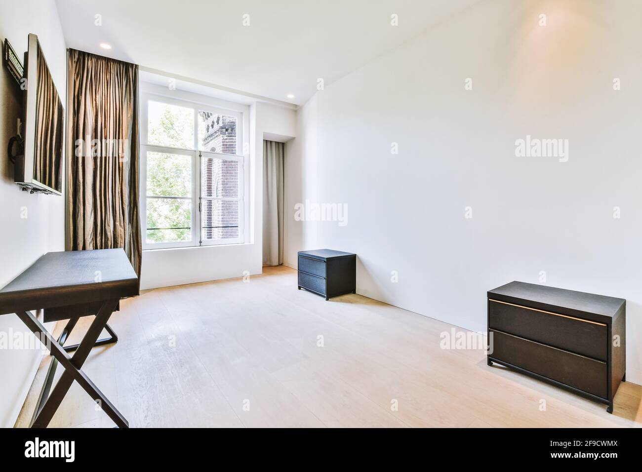 Spacious room in modern flat Stock Photo - Alamy