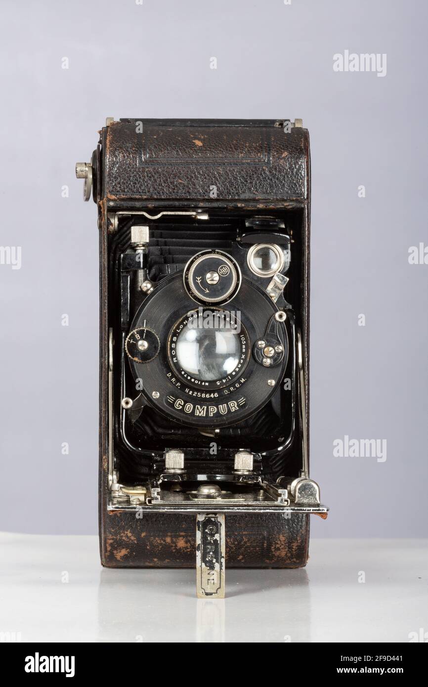 Vintage bellows camera hi-res stock photography and images - Alamy