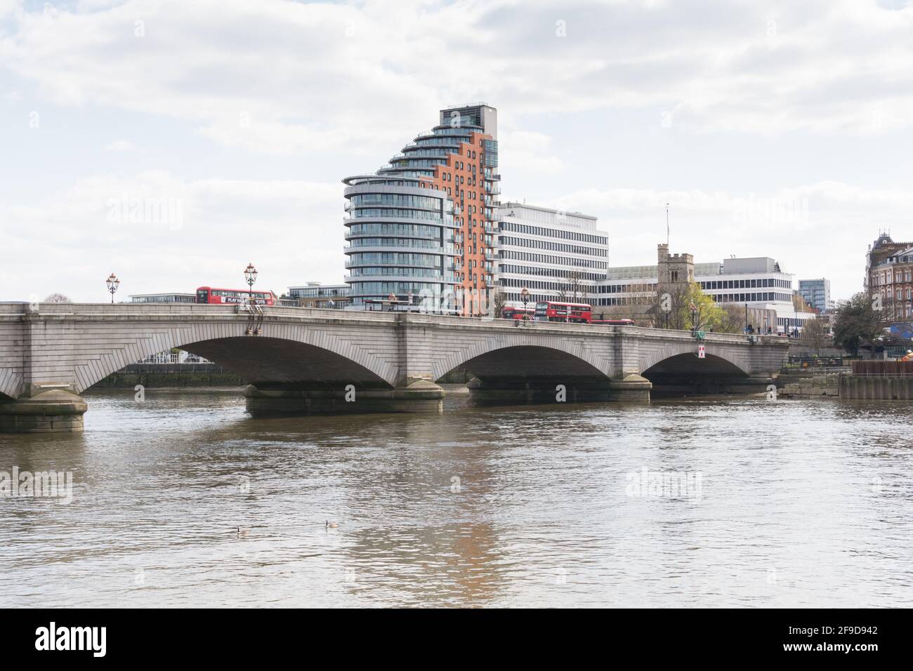 Putney Bridge and Patel Taylor Architects' Putney Wharf Tower apartment ...
