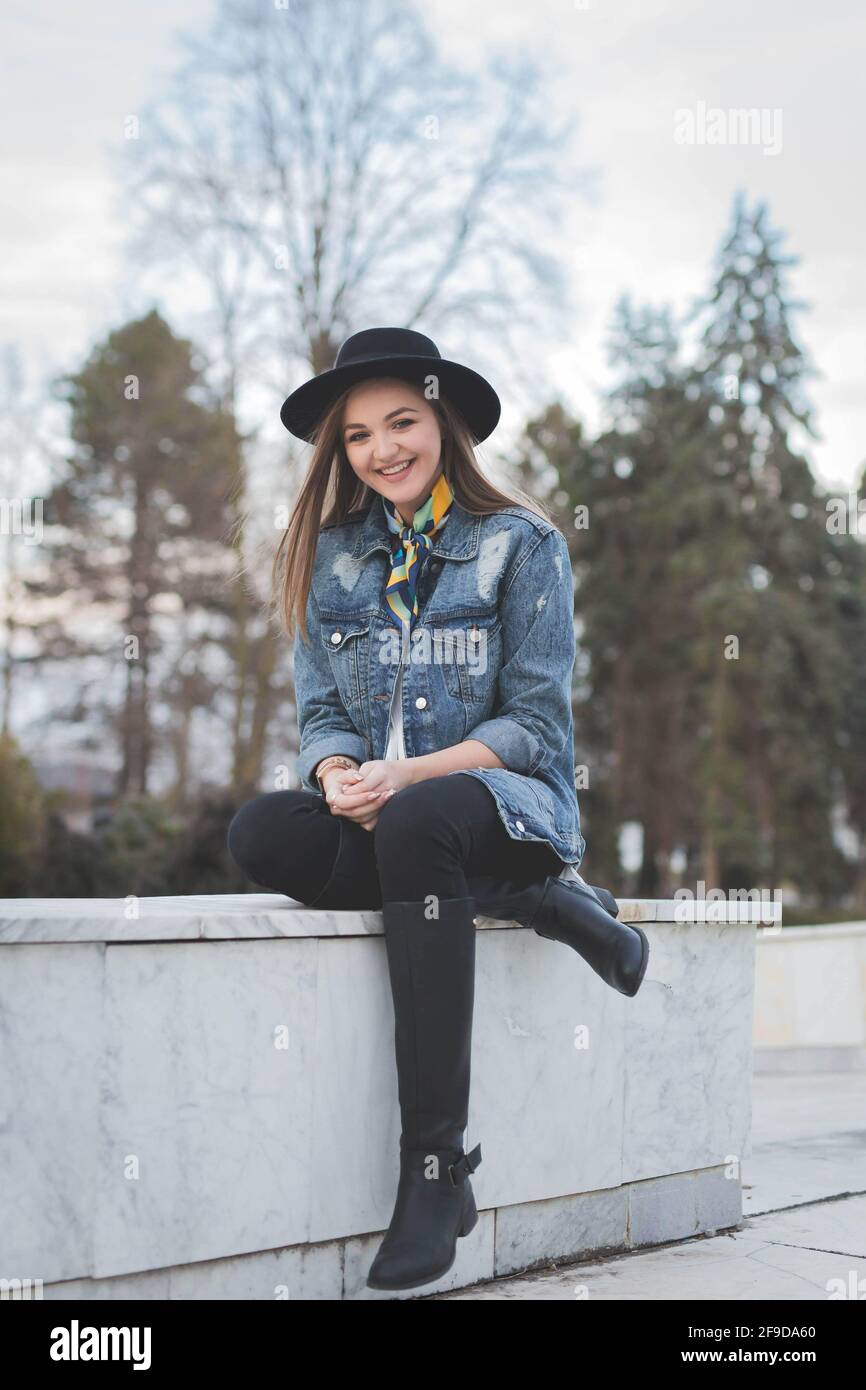 Woman wearing a fedora hi-res stock photography and images - Alamy