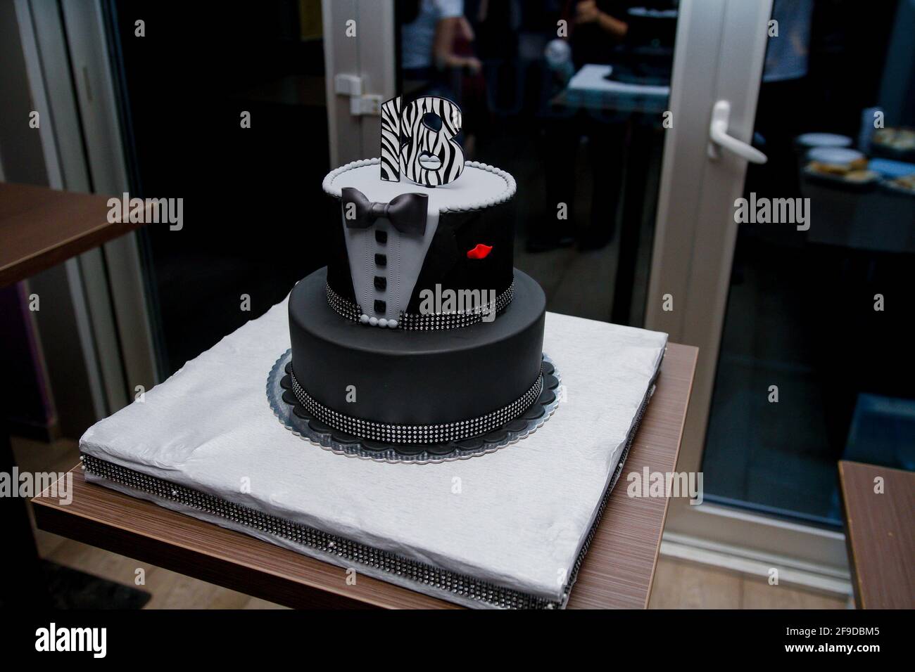 Tuxedo cake hi-res stock photography and images - Alamy