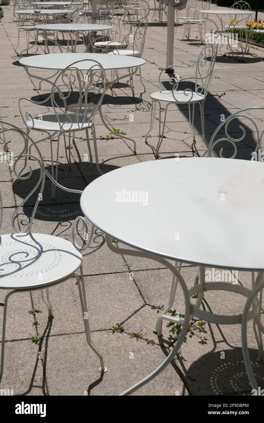 Empty bar/restaurant tables and chairs outside Stock Photo - Alamy