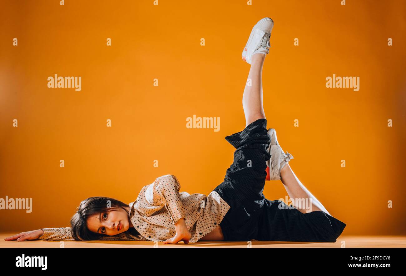 Contemporary dance artist practicing a dance routine Stock Photo - Alamy