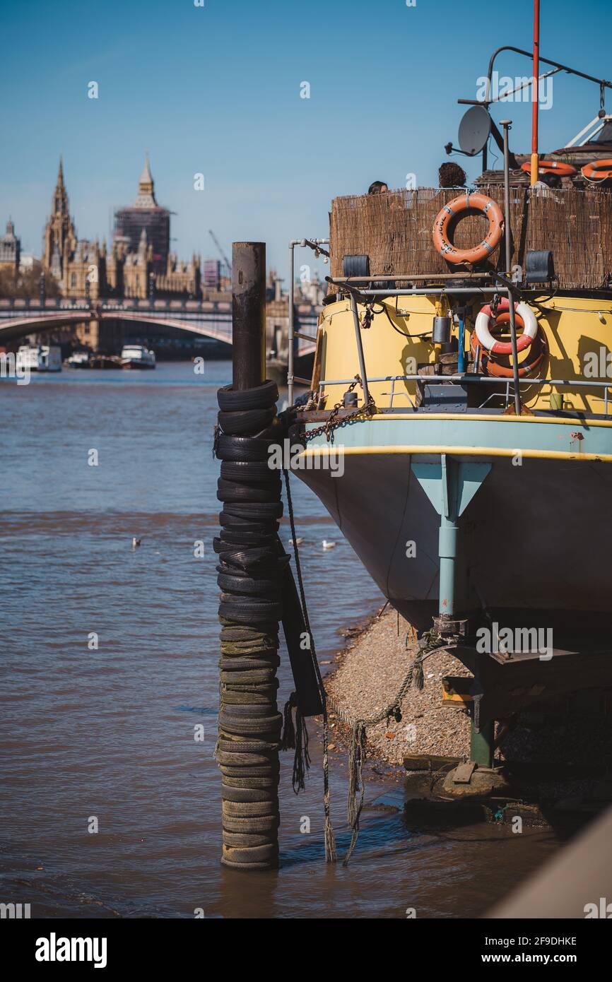 The floating bridge pub hi-res stock photography and images - Alamy