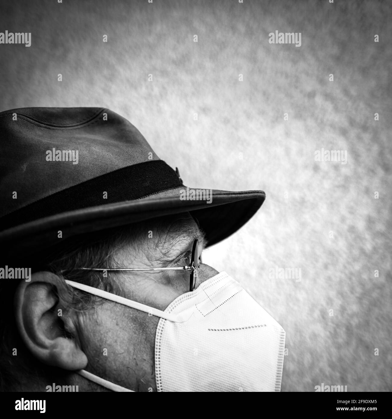 Corona and mask hi-res stock photography and images - Alamy