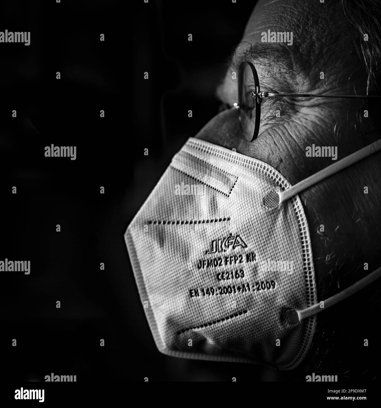 Corona and mask hi-res stock photography and images - Alamy