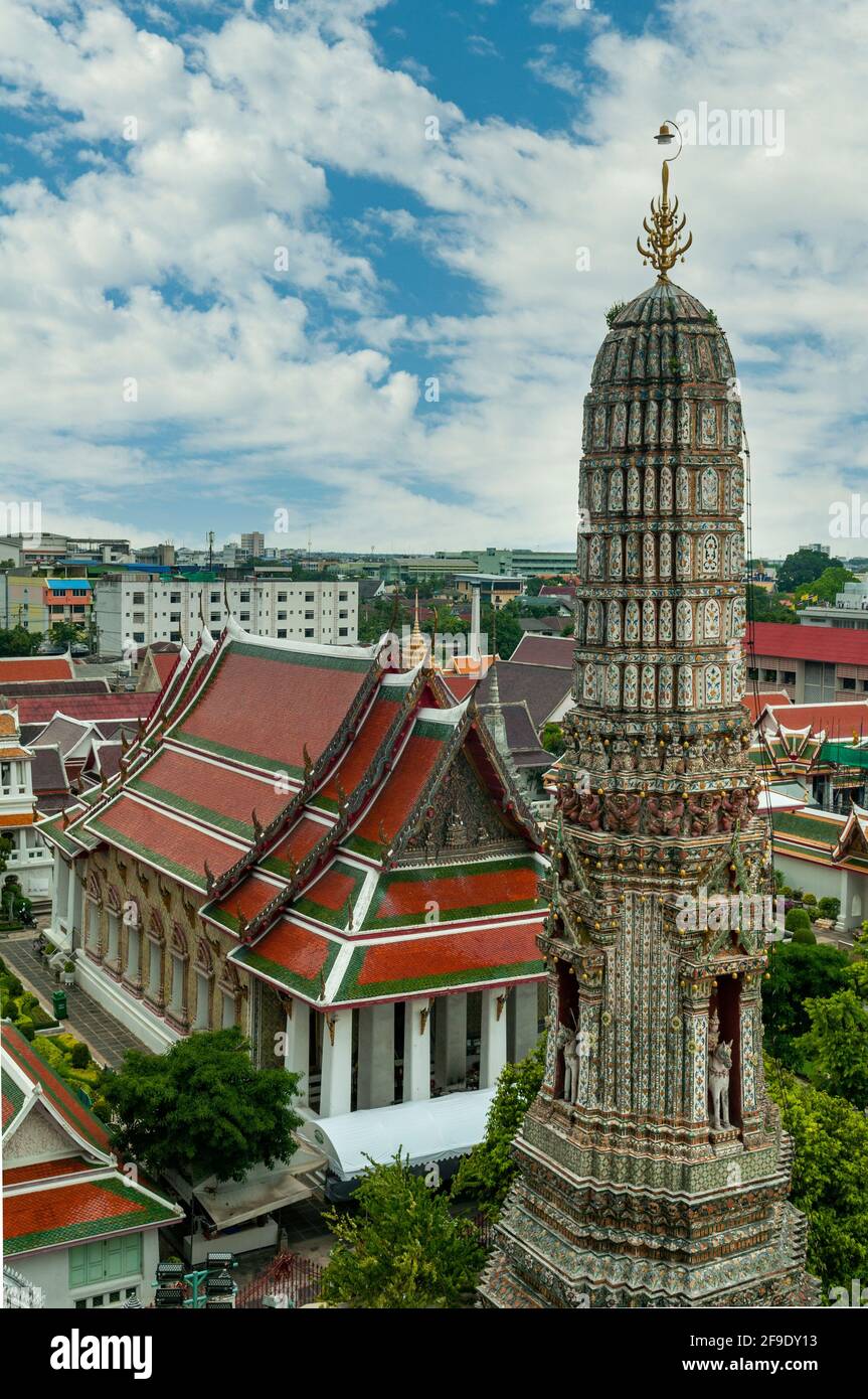 Thailand bangkok wat arun temple dawn exterior hi-res stock photography ...